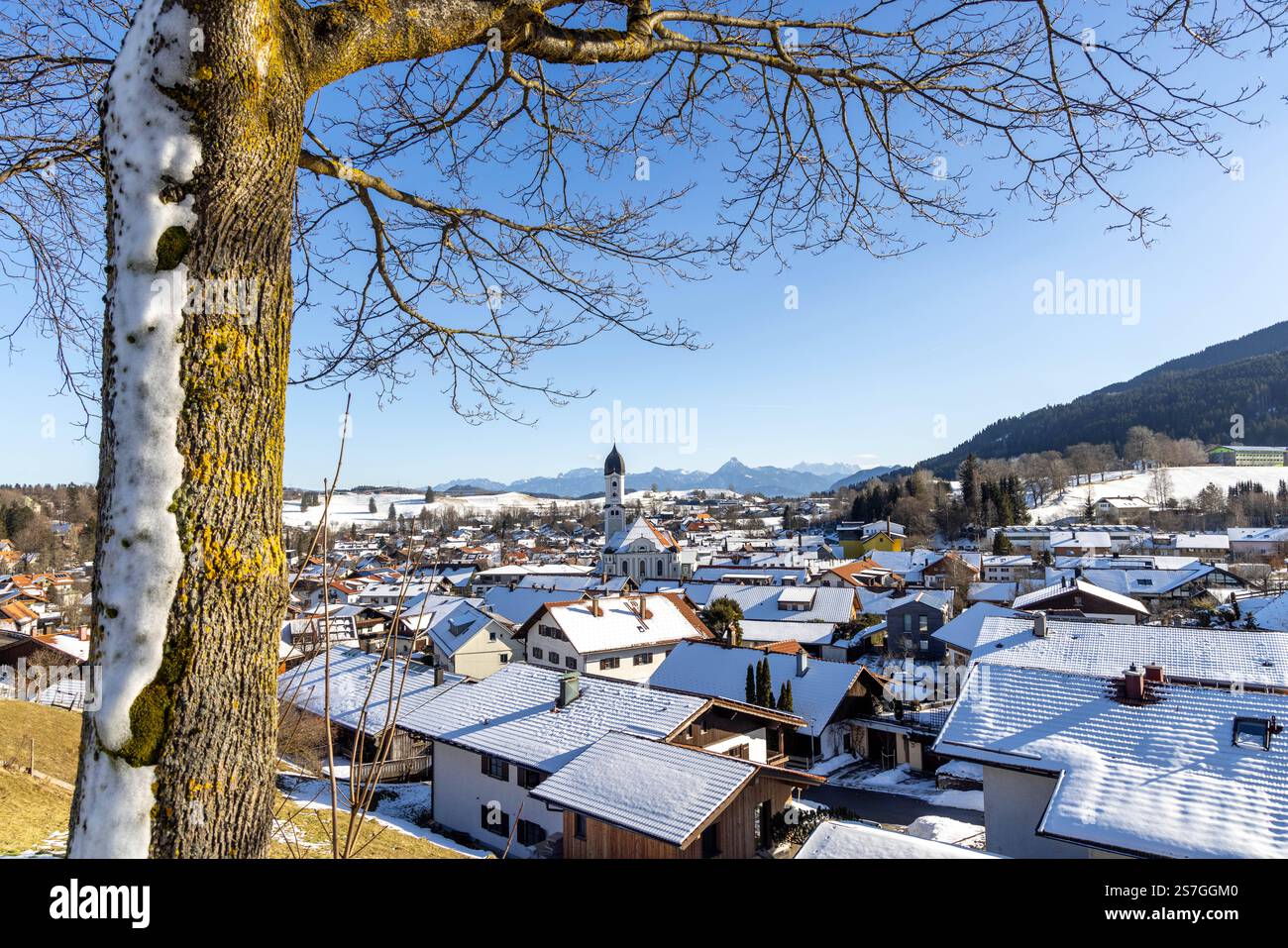 Sonnenschein im Allgäu Die Sonne scheint bei blauem Himmel auf ...