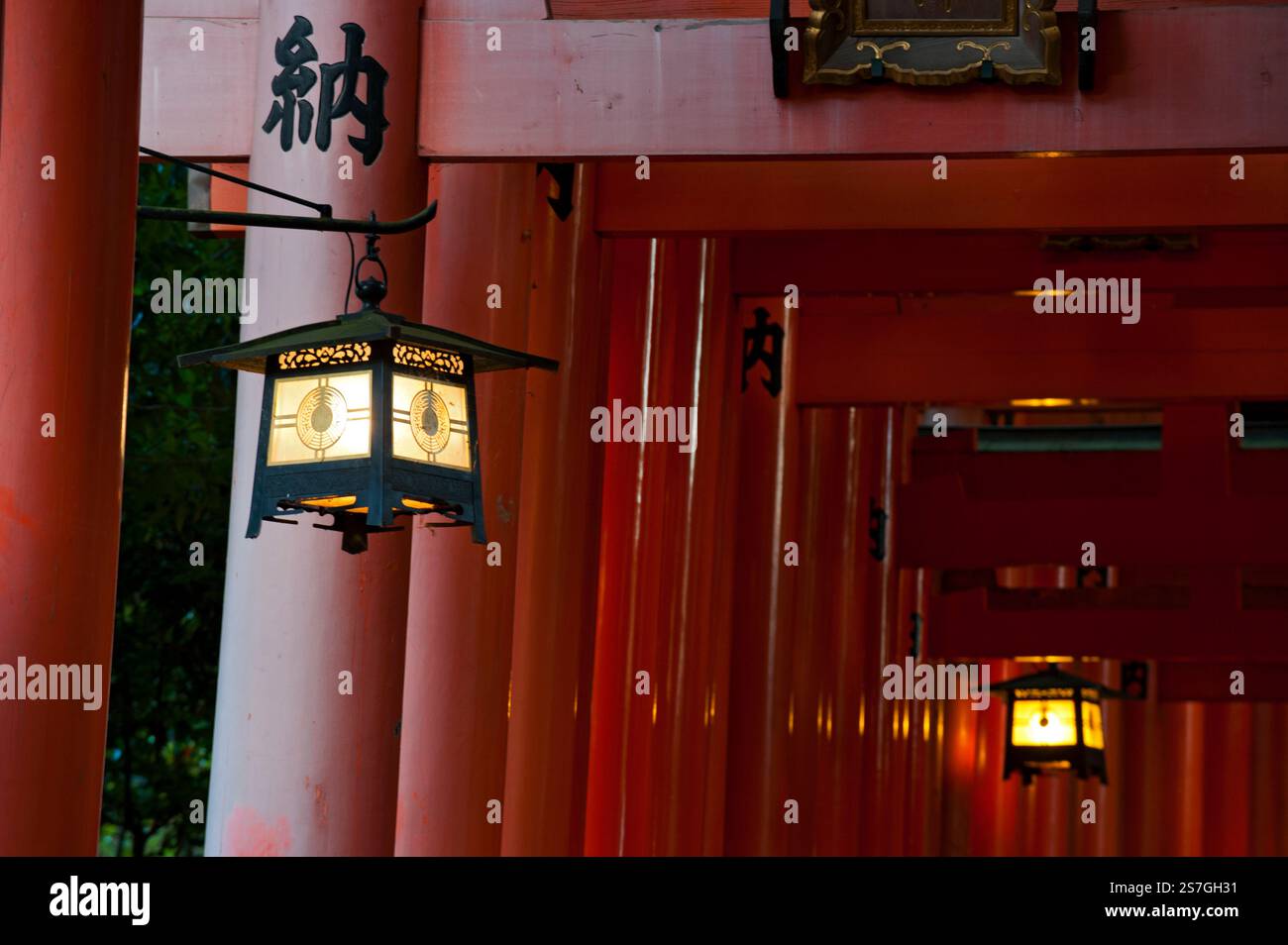 Kyoto's Shinto shrine Fushimi Inari Taisha "senbon torii" (1,000 gates ...