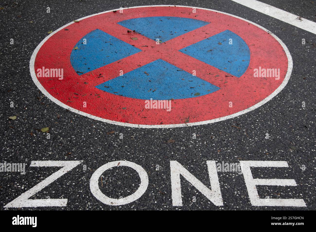 Straßenmarkierung absolutes Halteverbot Stock Photo - Alamy