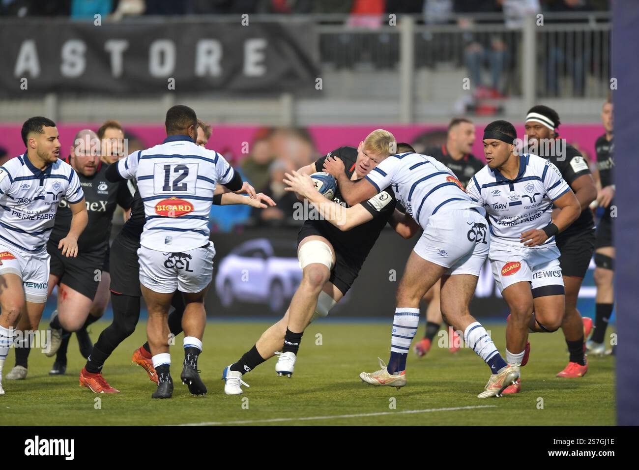 Hugh Tizzard of Saracens drives forward with the ball during the ...
