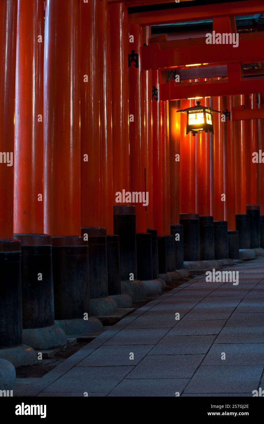Kyoto's Shinto shrine Fushimi Inari Taisha "senbon torii" (1,000 gates ...