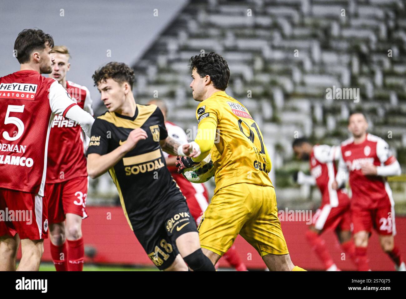 Antwerpen, Belgium. 19th Jan, 2025. Antwerp's goalkeeper Senne Lammens ...