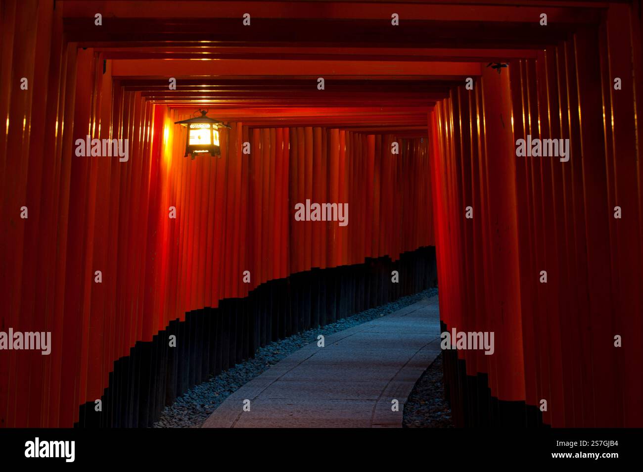 Kyoto's Shinto shrine Fushimi Inari Taisha "senbon torii" (1,000 gates ...