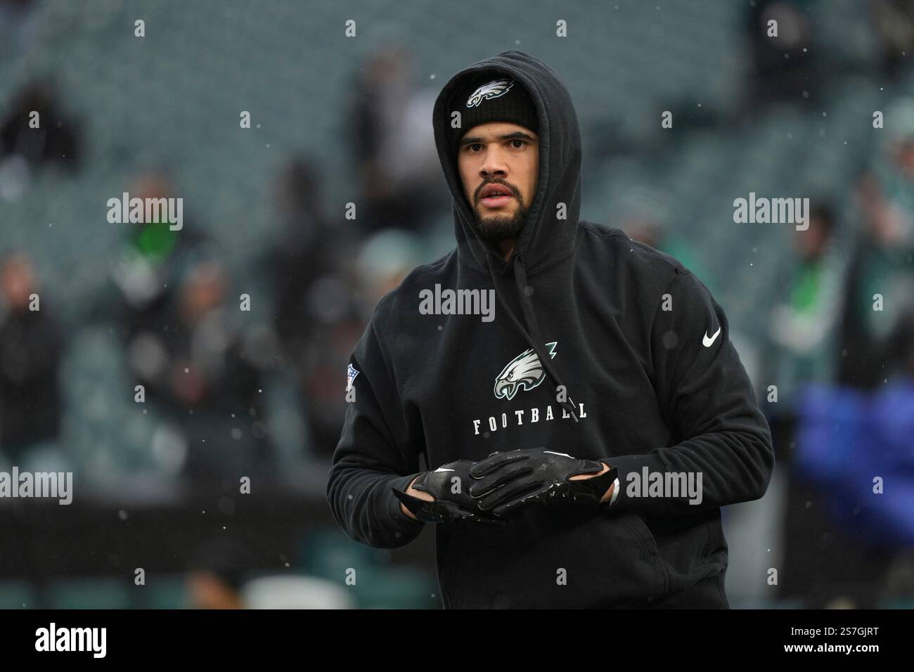Philadelphia Eagles linebacker Zack Baun warms up before an NFL ...