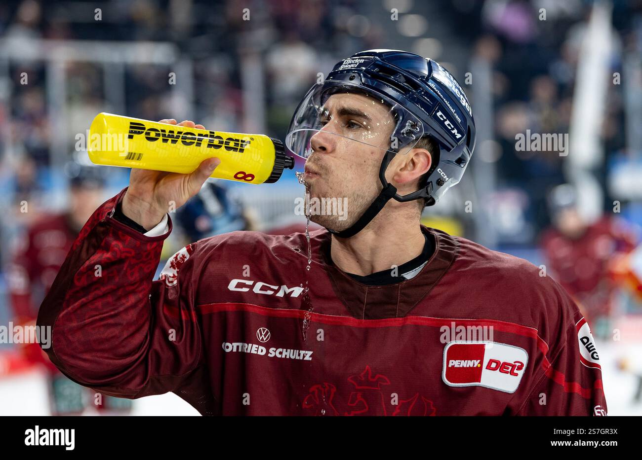Ryan McKiernan (Duesseldorfer EG, #8) beim Warmup mit Trinkflasche. GER ...