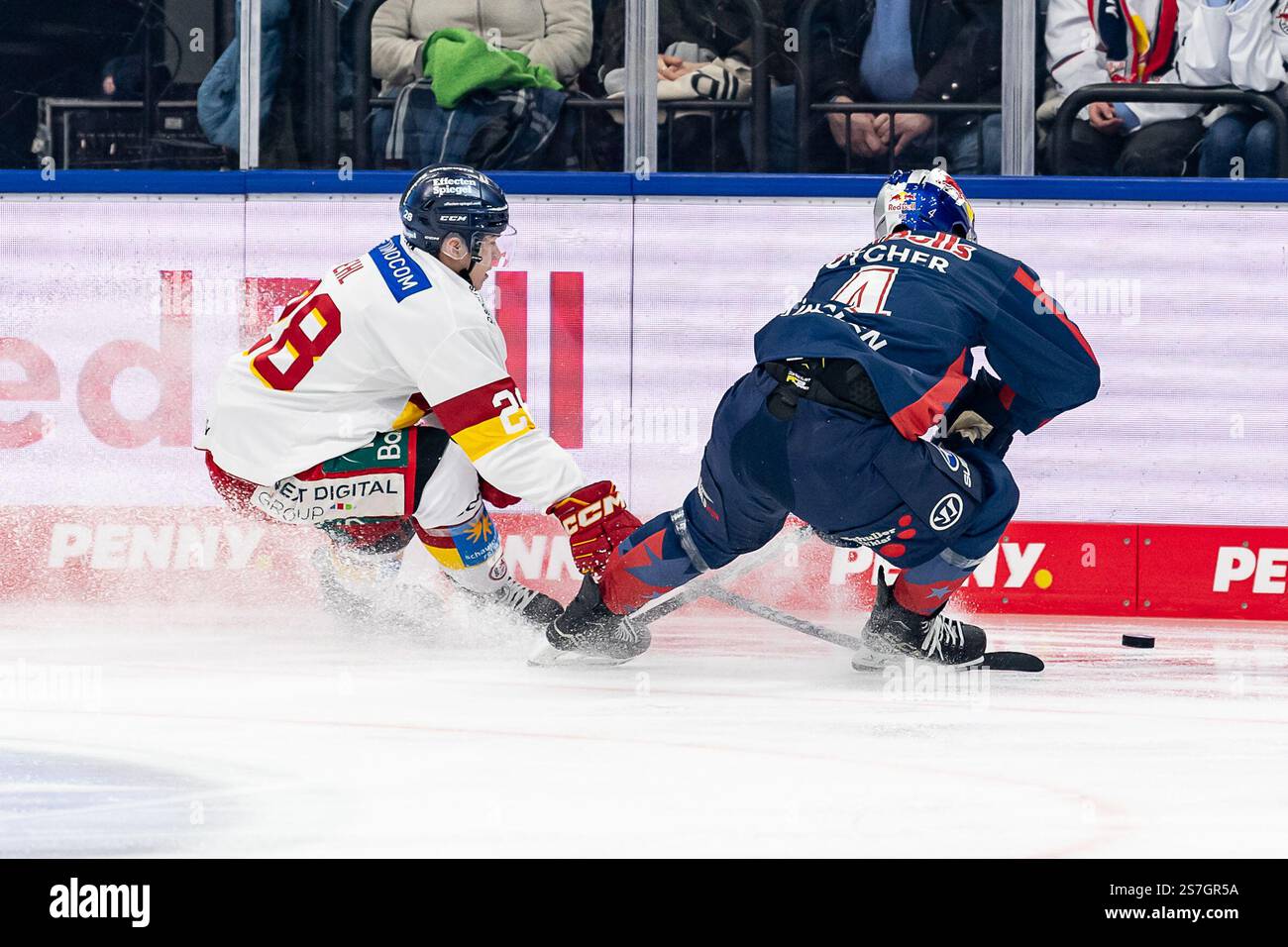 Kampf um den Puck / Zweikampf zwischen Alexander Ehl (Duesseldorfer EG, #28) und Will Butcher ...