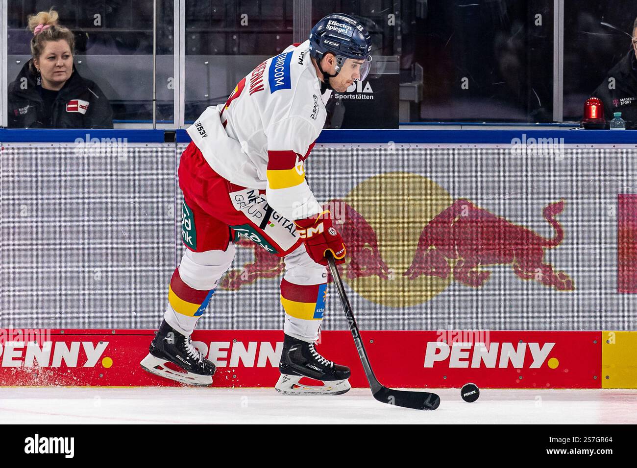 Ryan McKiernan (Duesseldorfer EG, #8). GER, EHC Red Bull Muenchen vs ...