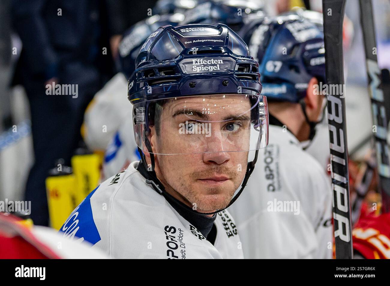 Ryan McKiernan (Duesseldorfer EG, #8) auf der Bank sitzend / Portrait ...