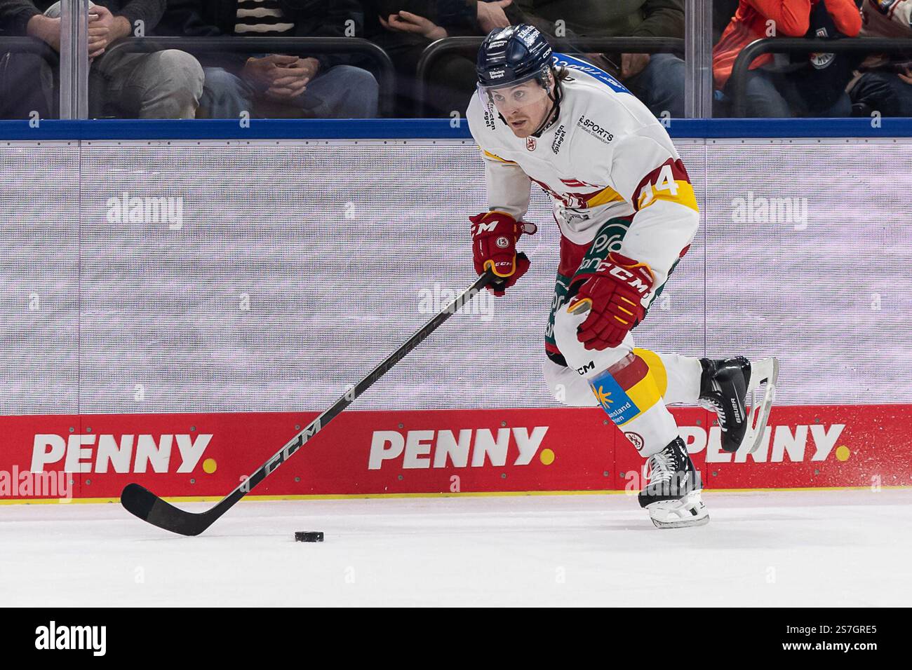 Tyler Angle (Duesseldorfer EG, #94). GER, EHC Red Bull Muenchen vs ...