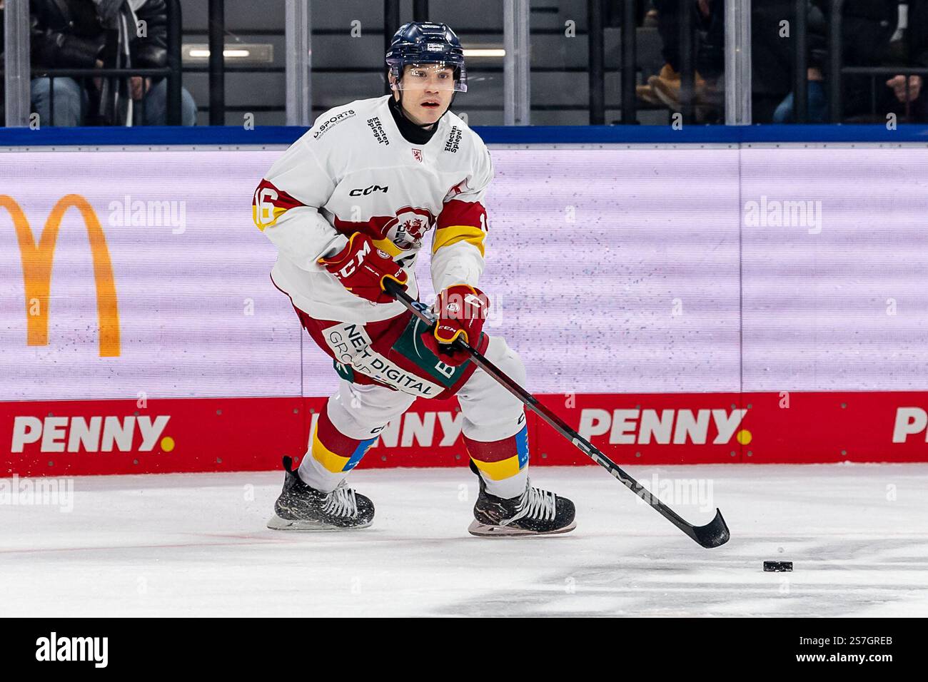 Kyle Cumiskey (Duesseldorfer EG, #16). GER, EHC Red Bull Muenchen vs ...