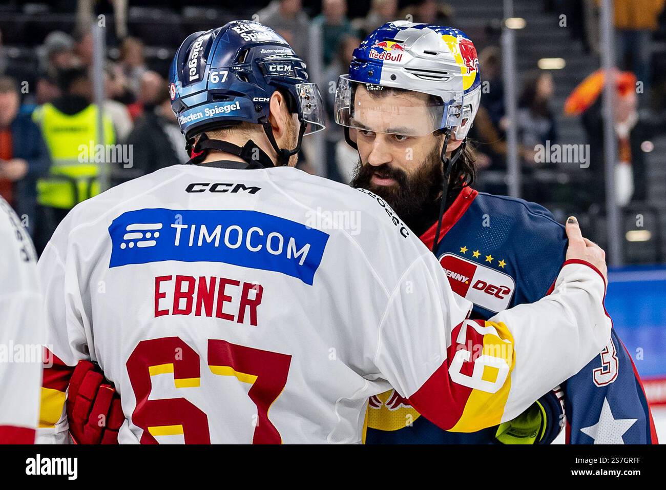 Shakehands von Bernhard Ebner (Duesseldorfer EG, #67) mit Dominik ...