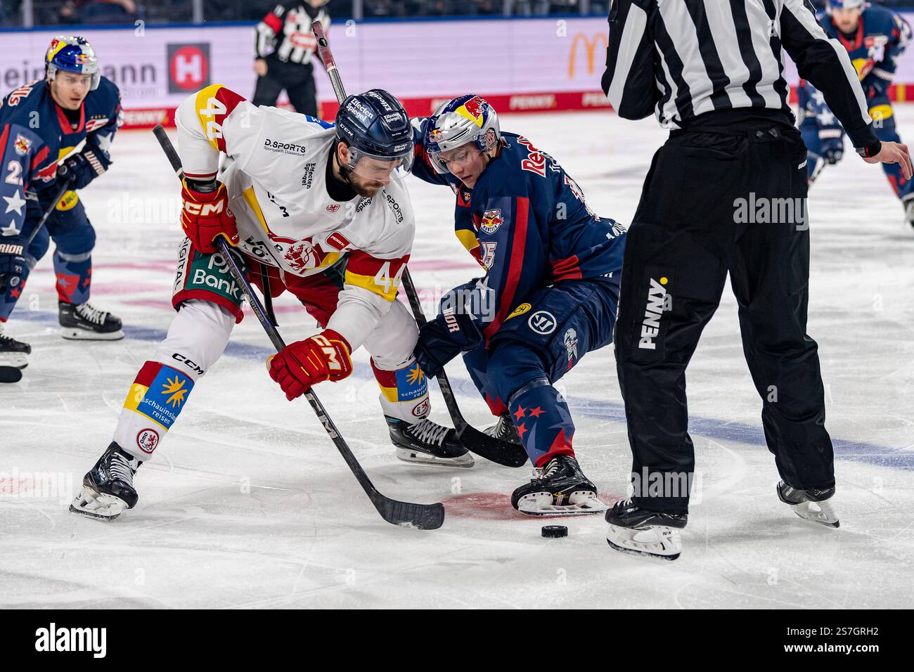 Bully / Faceoff zwischen Jacob Pivonka (Duesseldorfer EG, #44) und ...