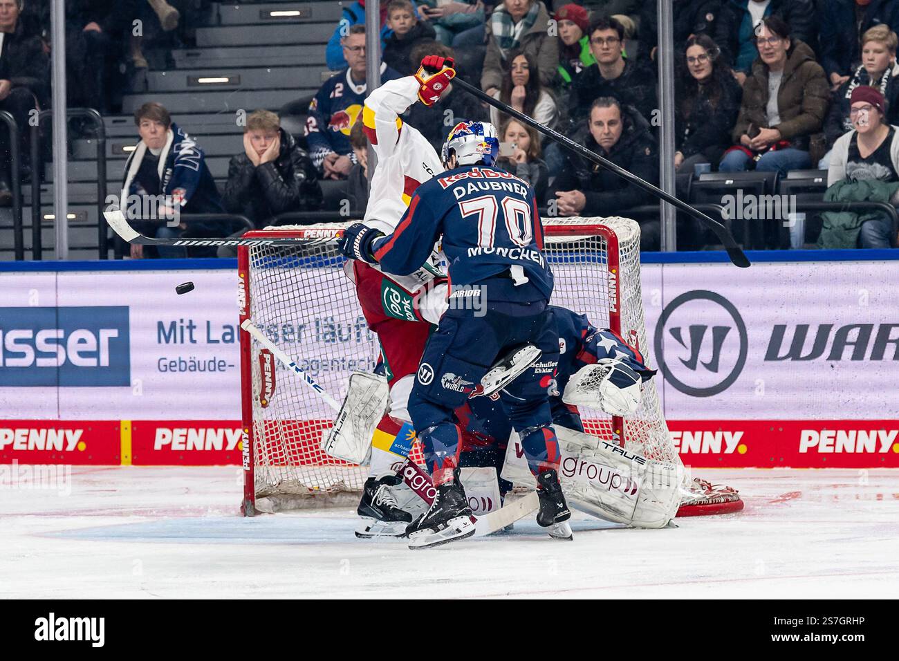Maximilian Daubner (EHC Red Bull Muenchen, #70) raeumt Laurin Braun ...