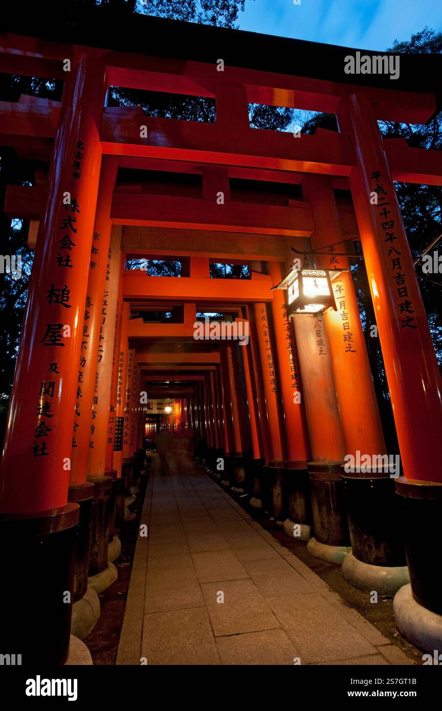 Kyoto's Shinto shrine Fushimi Inari Taisha "senbon torii" (1,000 gates ...