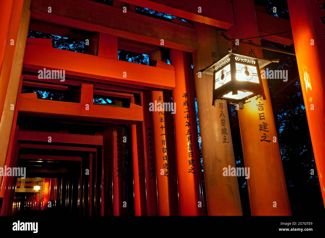 Kyoto's Shinto shrine Fushimi Inari Taisha "senbon torii" (1,000 gates ...