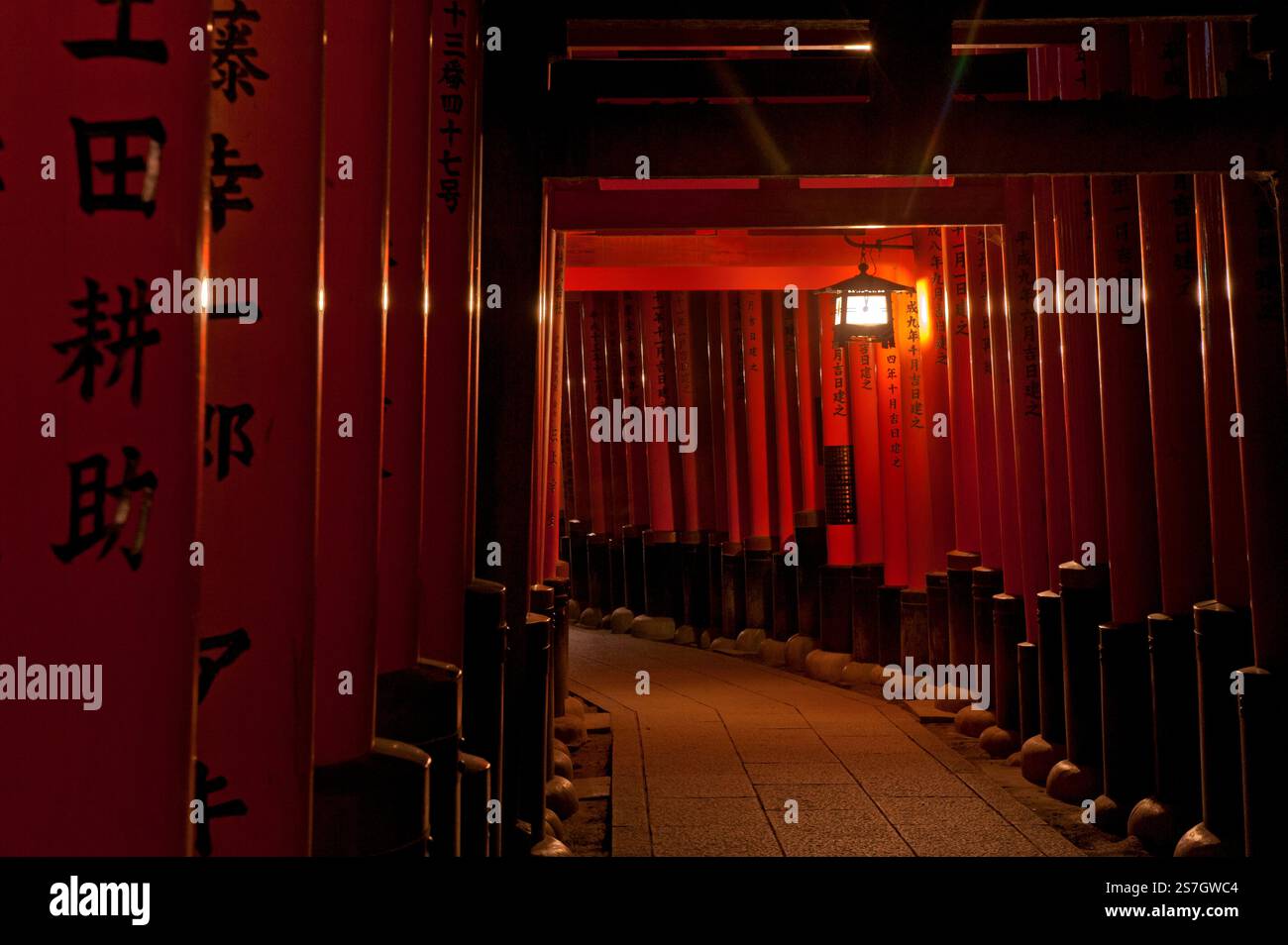 Kyoto's Shinto shrine Fushimi Inari Taisha "senbon torii" (1,000 gates ...