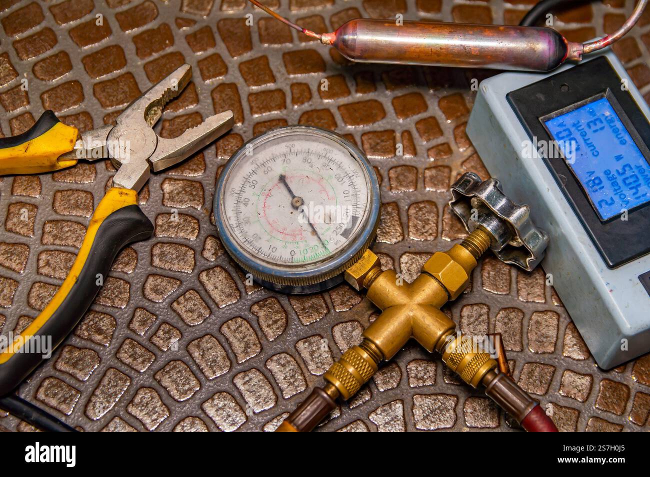Man repairing device cooling hi-res stock photography and images - Alamy