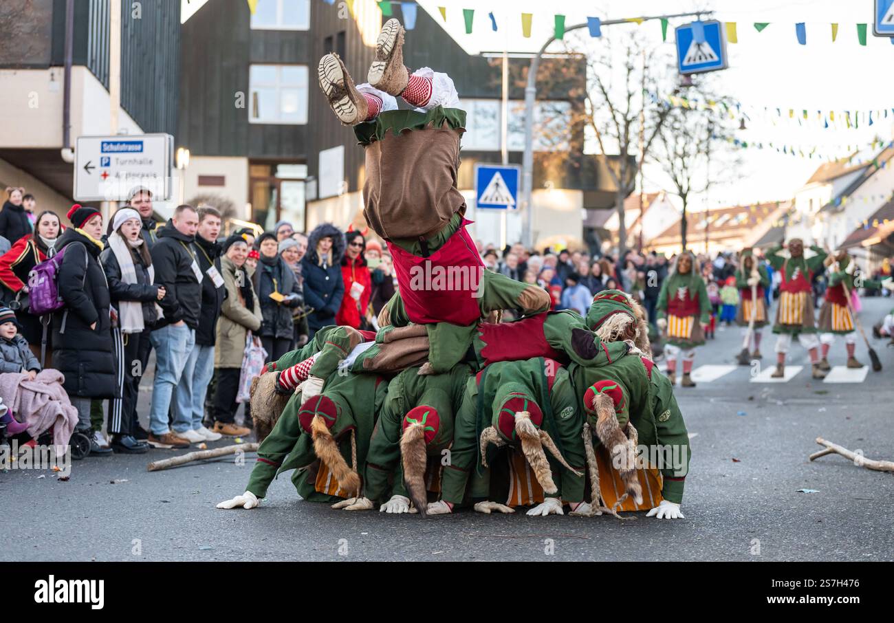 Herrenzimmern, Germany. 19th Jan, 2025. Fools' figures "Riedhexen" from ...
