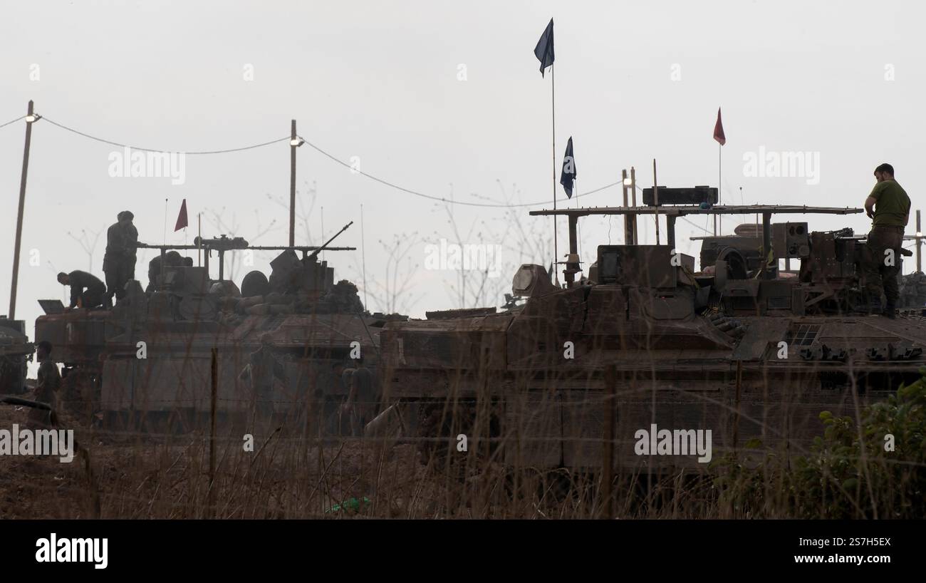 Southernn Israel, Israel. 19th Jan, 2025. Israeli IDF soldiers on tanks ...