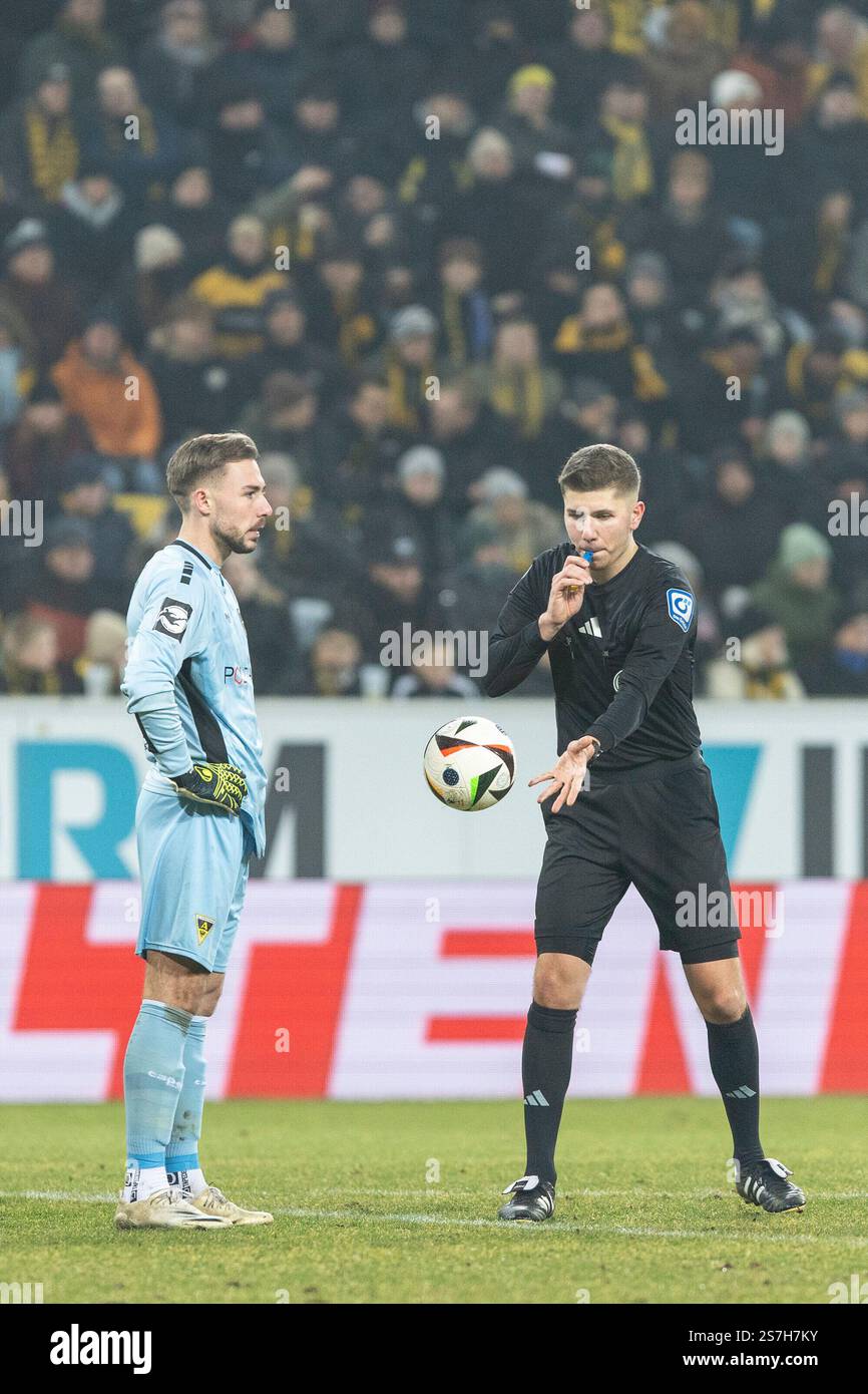 Marcel Johnen (Alemannia Aachen, 1), Felix Wagner (Schiedsrichter, Gl ...