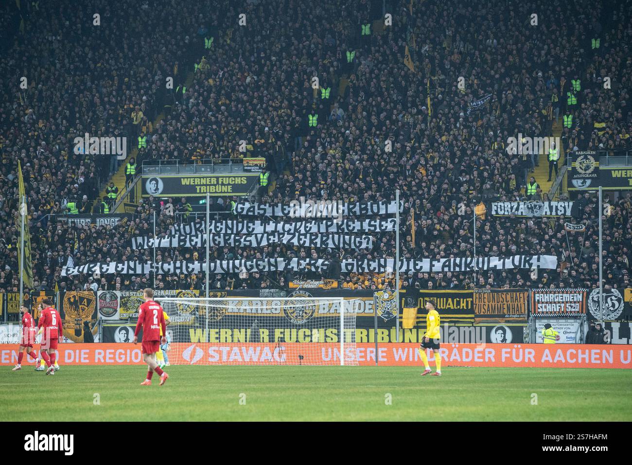 Aachen, Deutschland. 19th Jan, 2025. Fans von Alemannia Aachen ...