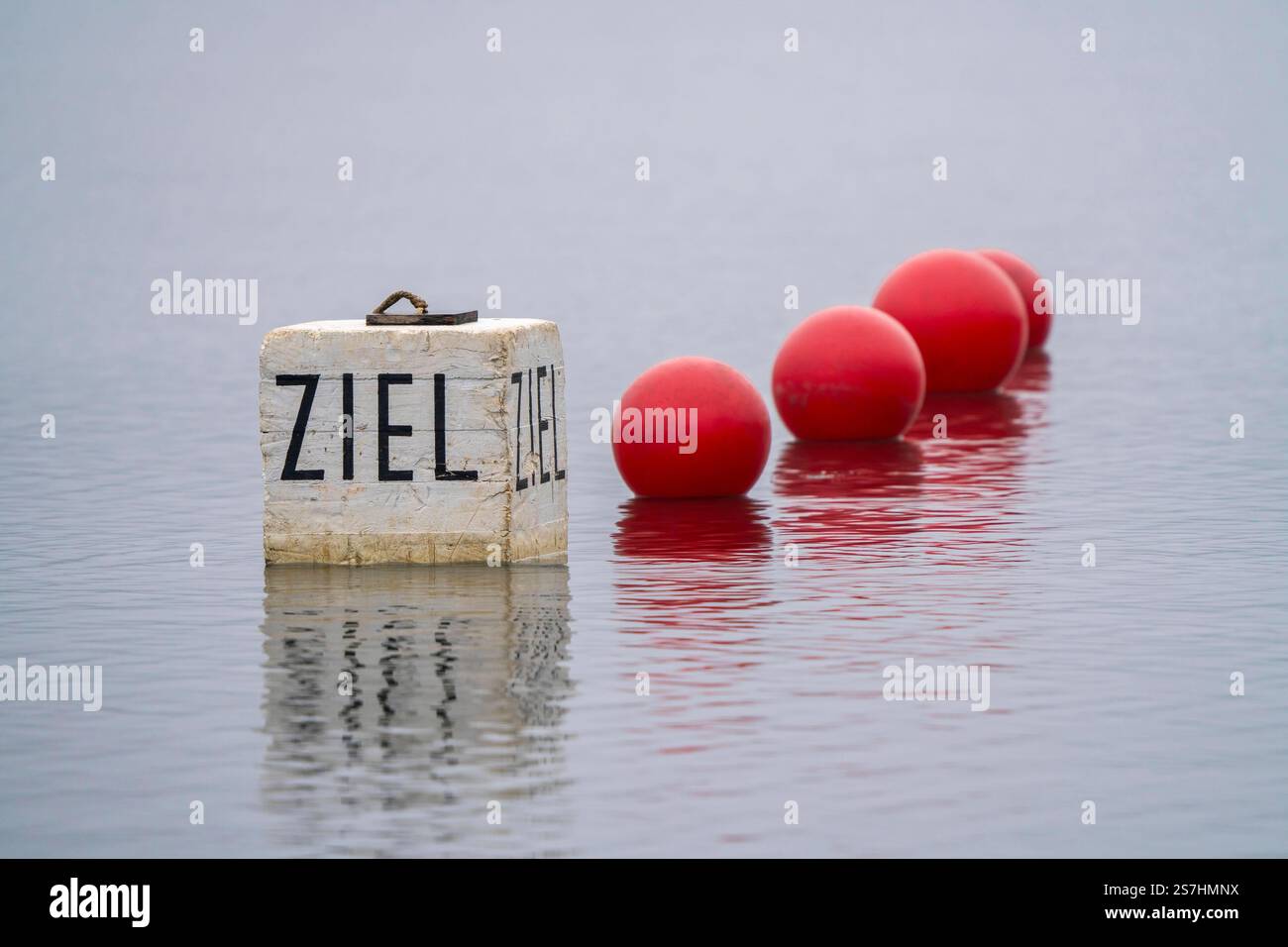 Ziel Boje auf einem See, rote Markierungsbojen für Wassersport ...
