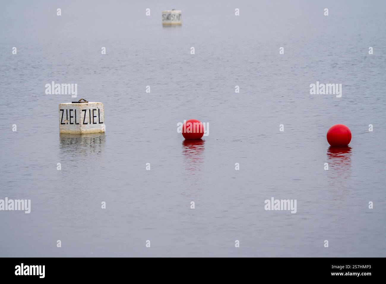 Ziel Boje auf einem See, rote Markierungsbojen für Wassersport ...