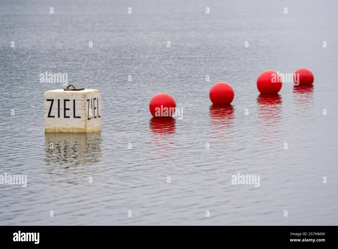 Ziel Boje auf einem See, rote Markierungsbojen für Wassersport ...