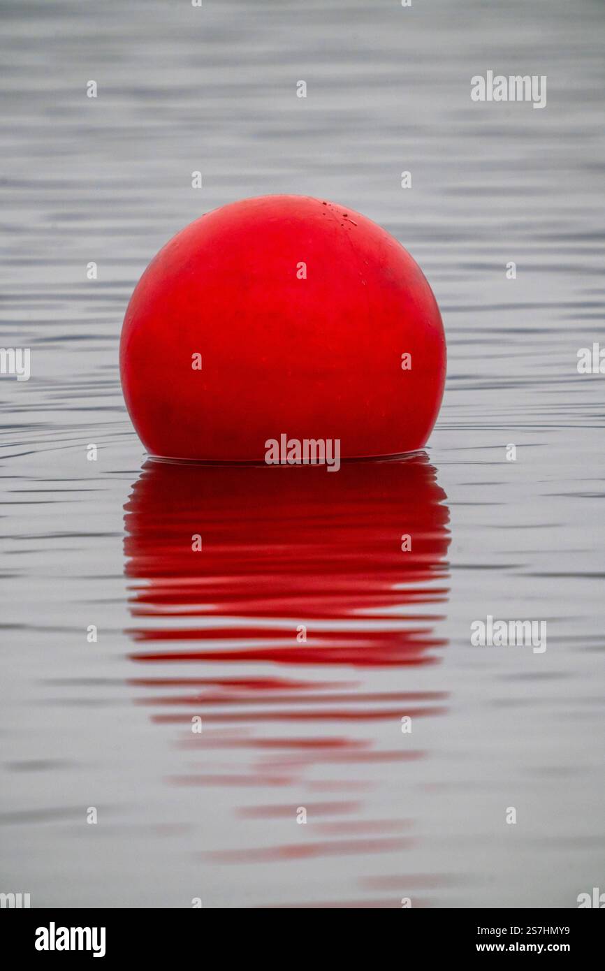 Rote Boje auf einem See, Markierungsbojen für Wassersport, Regatten ...