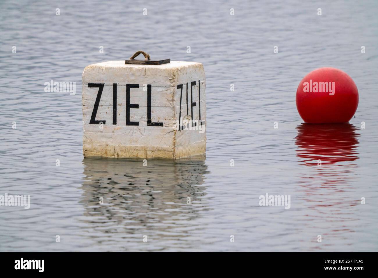 Ziel Boje auf einem See, rote Markierungsbojen für Wassersport ...