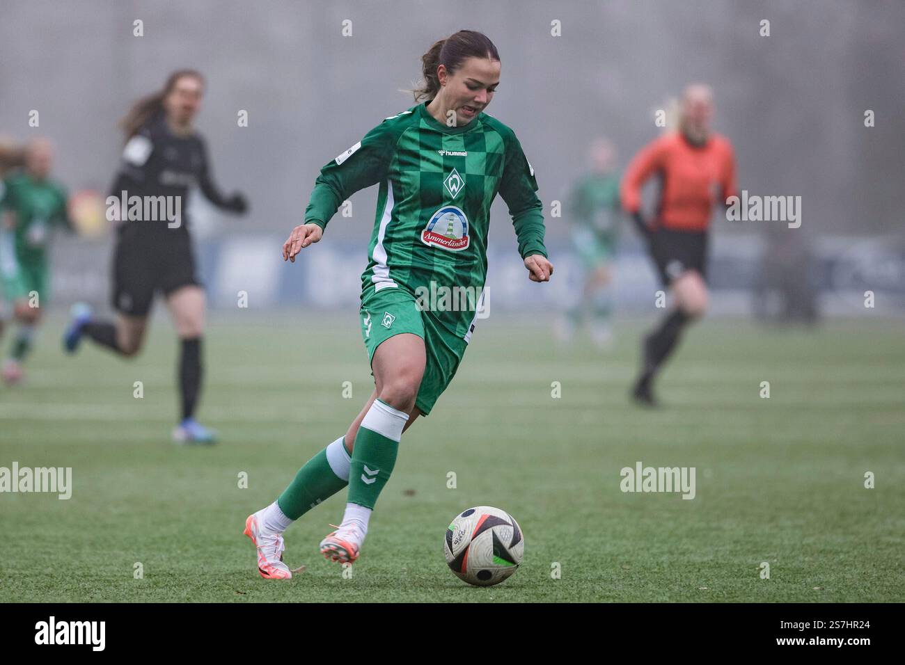 v.li.: Maja Sternad (SV Werder Bremen, 11) am Ball, Einzelbild ...