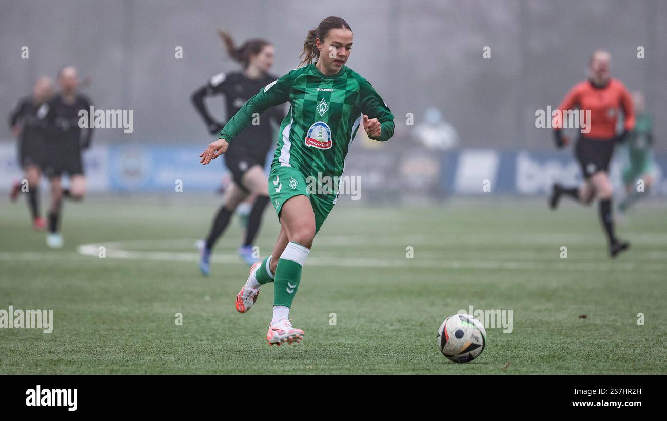 v.li.: Maja Sternad (SV Werder Bremen, 11) am Ball, Einzelbild ...