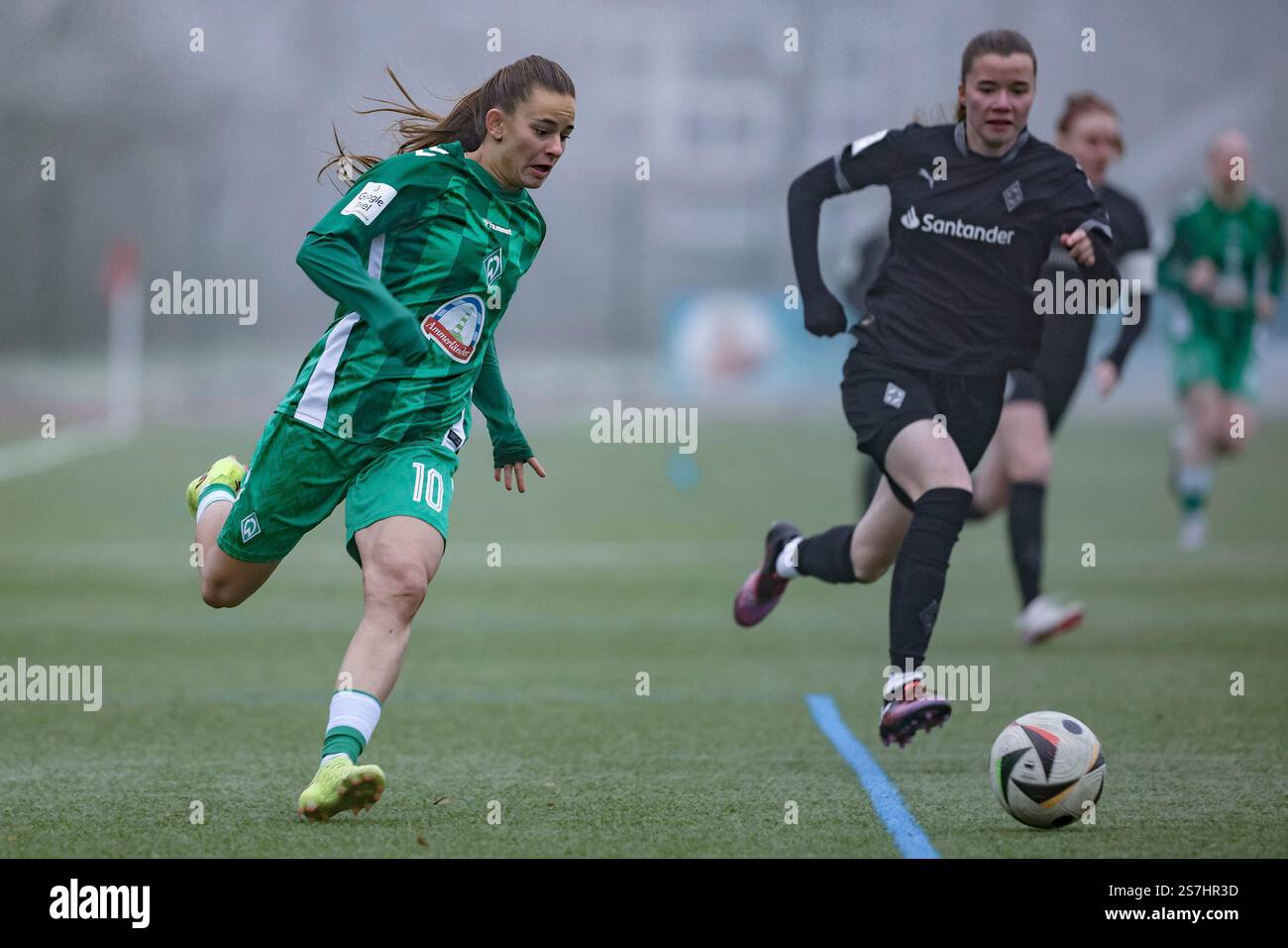 v.li.: Tuana Mahmoud (SV Werder Bremen, 10) am Ball, Einzelbild ...
