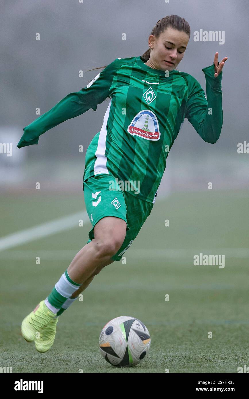 v.li.: Tuana Mahmoud (SV Werder Bremen, 10) am Ball, Freisteller ...
