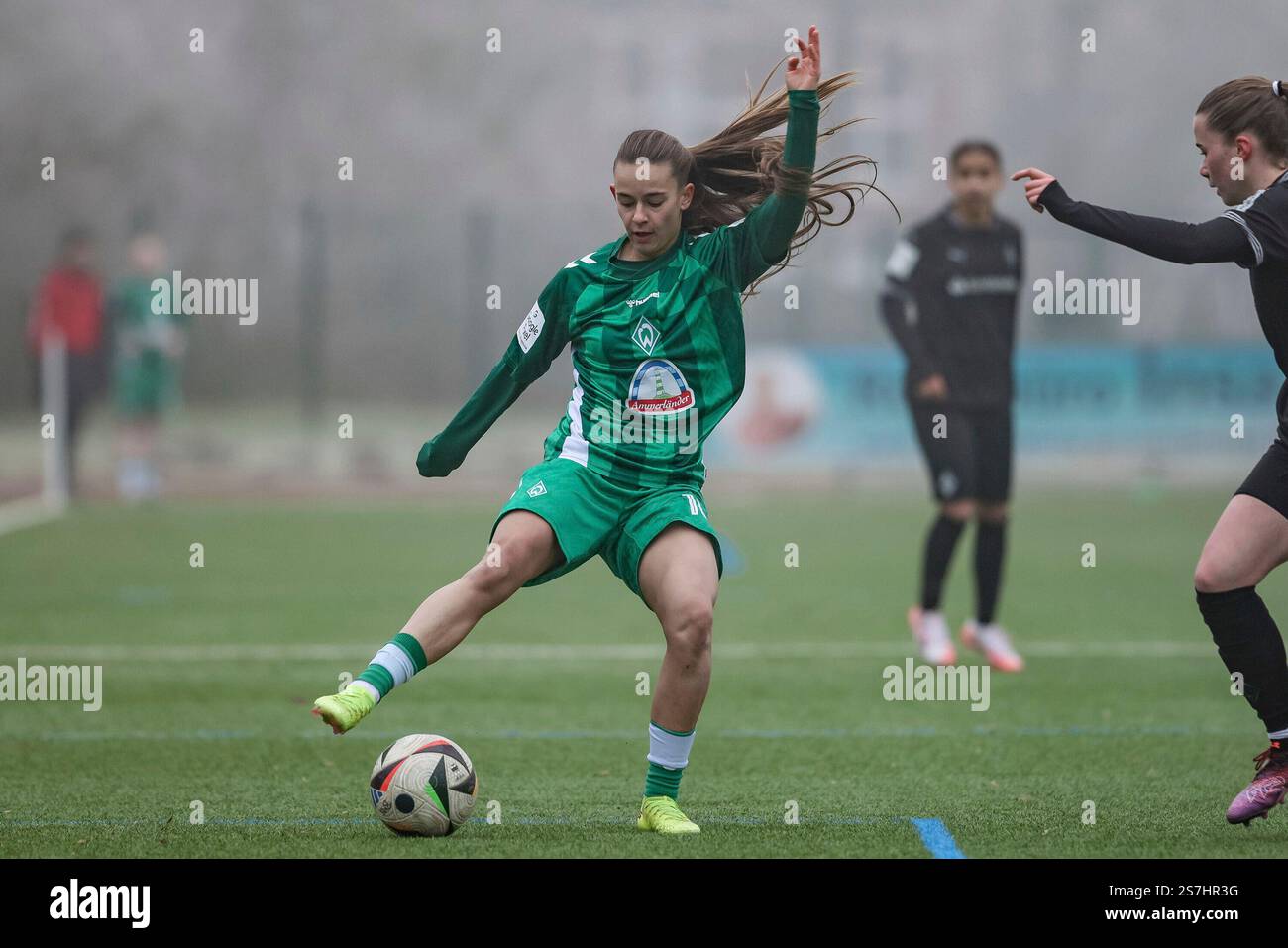 v.li.: Tuana Mahmoud (SV Werder Bremen, 10) am Ball, Einzelbild ...
