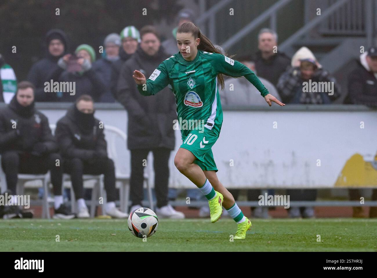 v.li.: Tuana Mahmoud (SV Werder Bremen, 10) am Ball, Einzelbild ...