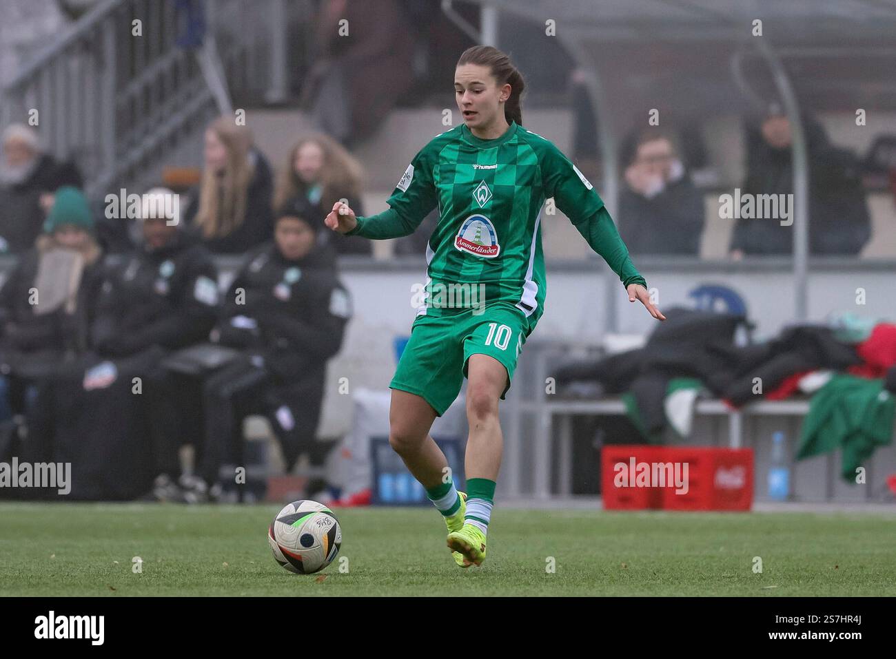 v.li.: Tuana Mahmoud (SV Werder Bremen, 10) am Ball, Freisteller ...