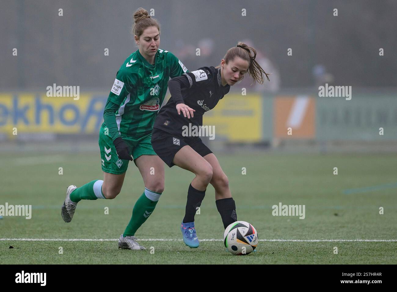 v.li.: Saskia Matheis (SV Werder Bremen, 19) und Emily Guyens (Borussia ...