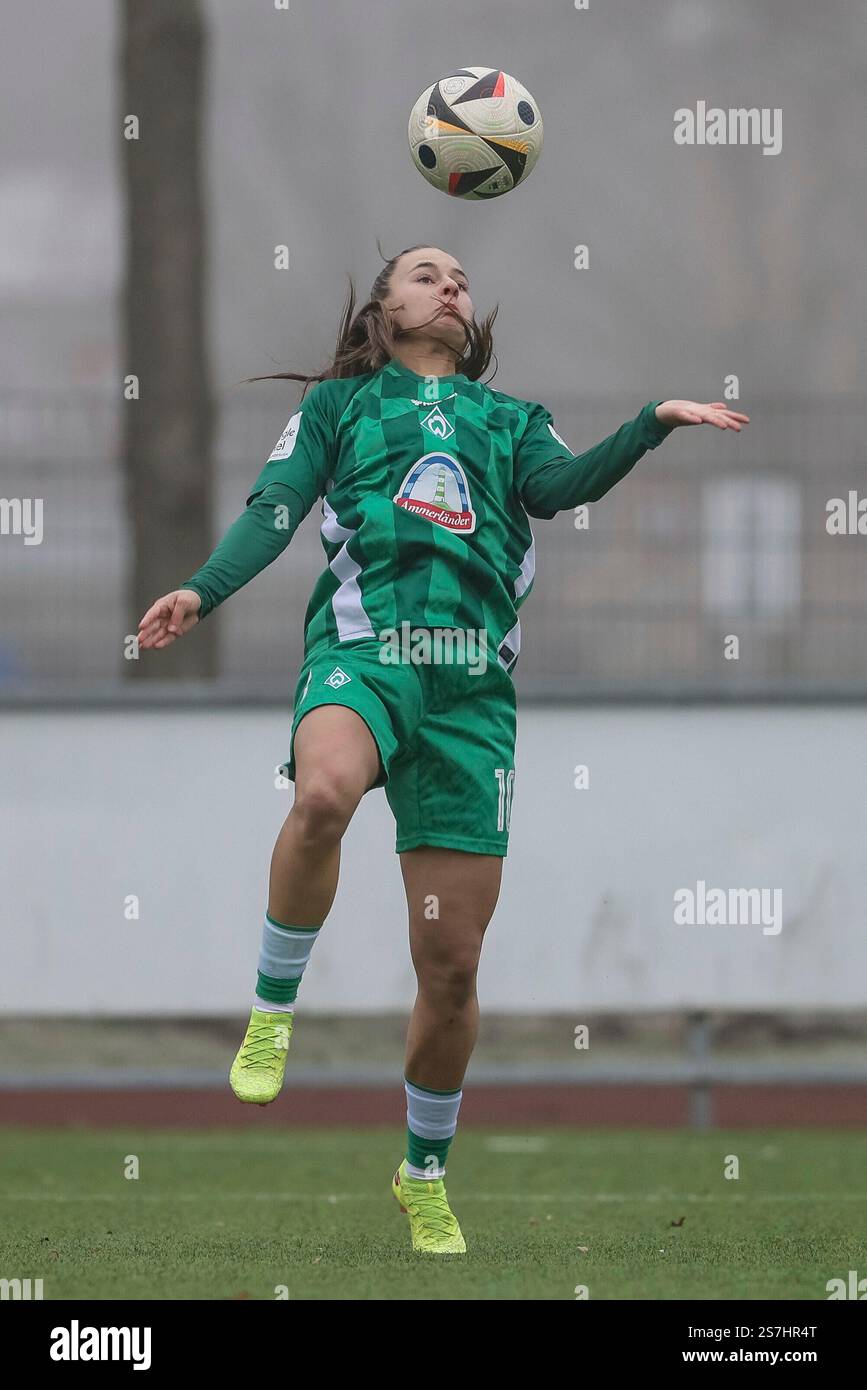 v.li.: Tuana Mahmoud (SV Werder Bremen, 10) am Ball, Freisteller ...