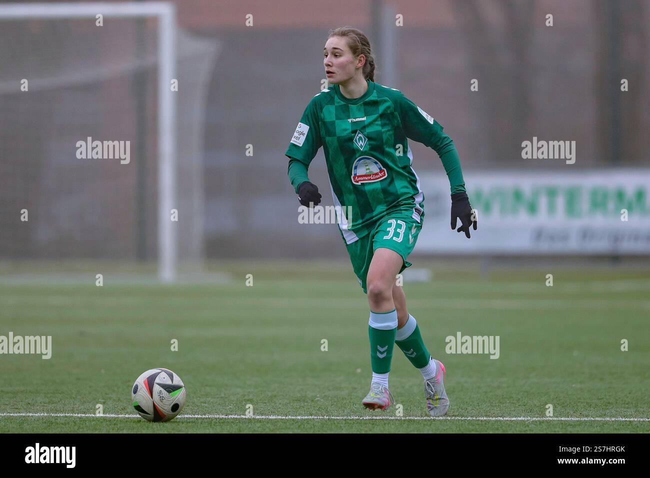 v.li.: Maria Penner (SV Werder Bremen, 33) am Ball, Freisteller ...