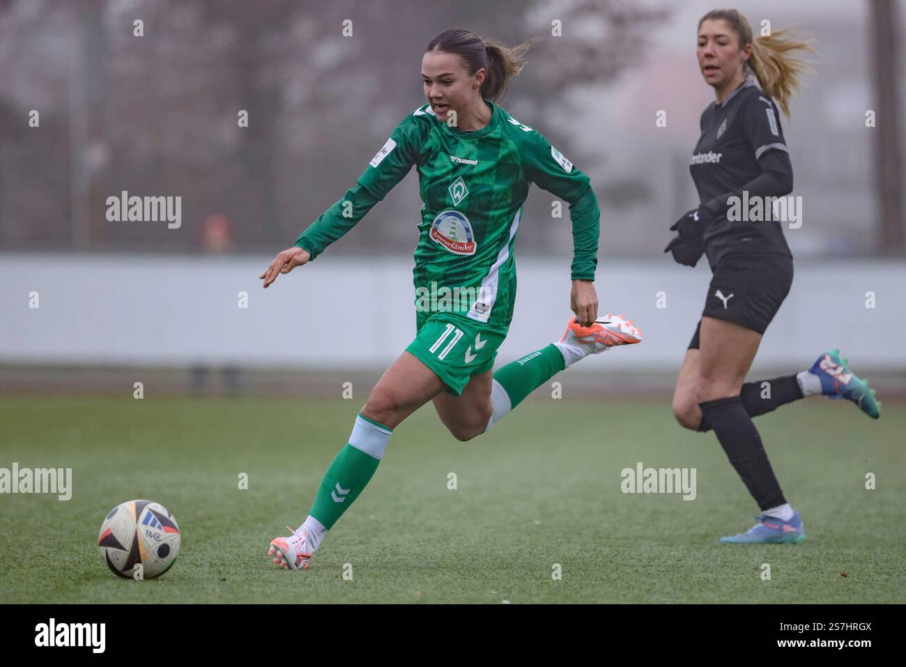 v.li.: Maja Sternad (SV Werder Bremen, 11) am Ball, Einzelbild ...