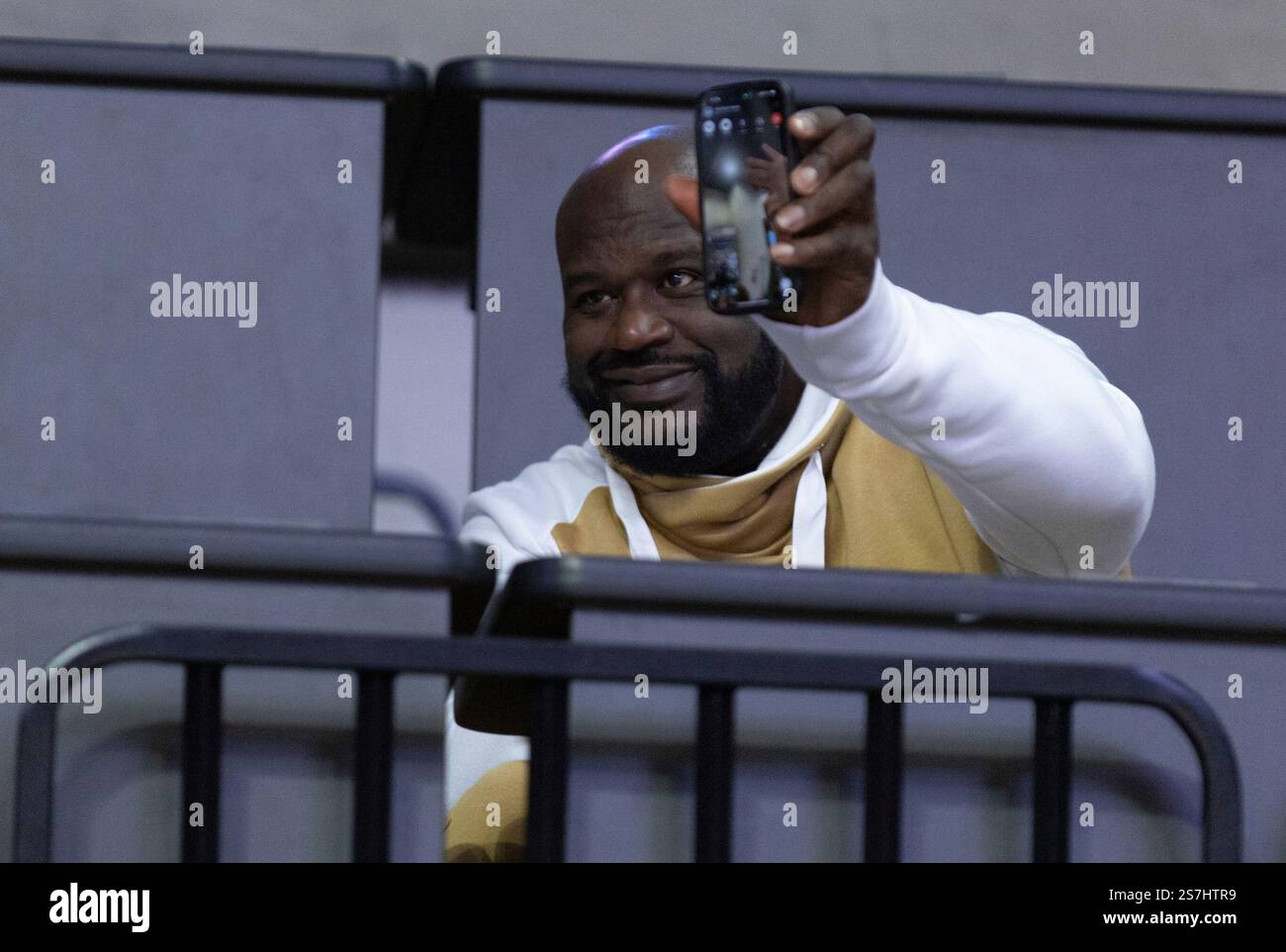 Shaquille O'Neal enjoys the LSU vs Florida NCAA college basketball game ...