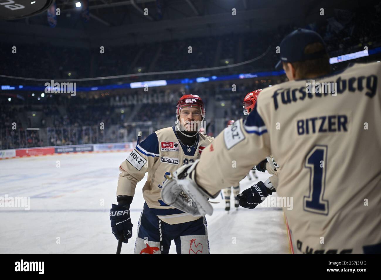 Sebastian Uvira Schwenninger Wild Wings #93 trifft zum 0:1. GER, Adler ...