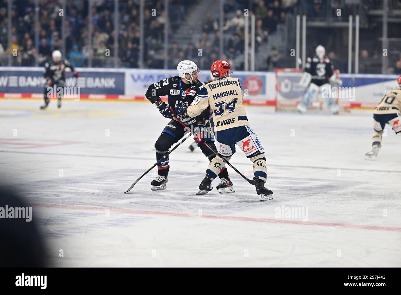 Kris Bennett Adler Mannheim #21 gegen #54 Schwenningens Benjamin ...