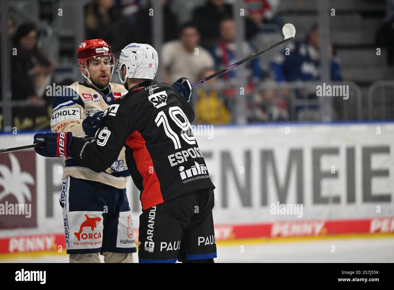 Luke Esposito Adler Mannheim #19 im Fight mit #96 Schwenningens Tyson ...