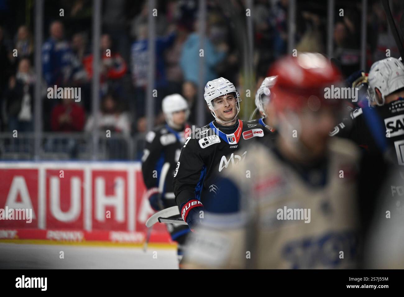Stefan Loibl Adler Mannheim #13 trifft zum 2:1 Fuehrungstreffer. GER ...
