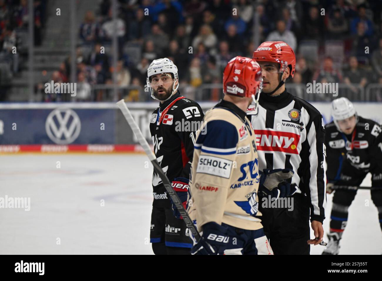 Luke Esposito Adler Mannheim #19 im Fight mit #96 Schwenningens Tyson ...