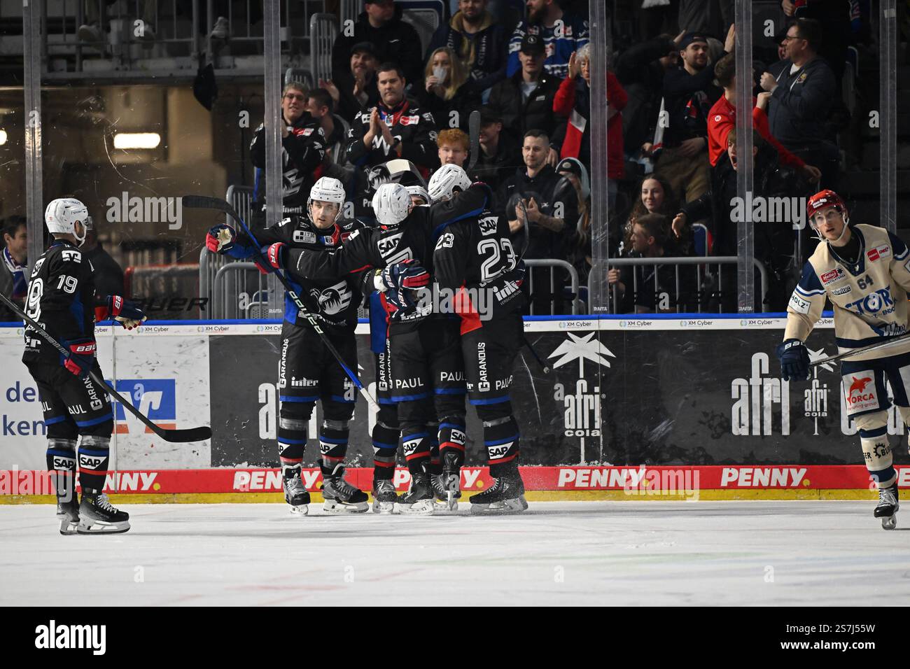 Kris Bennett Adler Mannheim #21 trifft gegen Joacim Eriksson ...