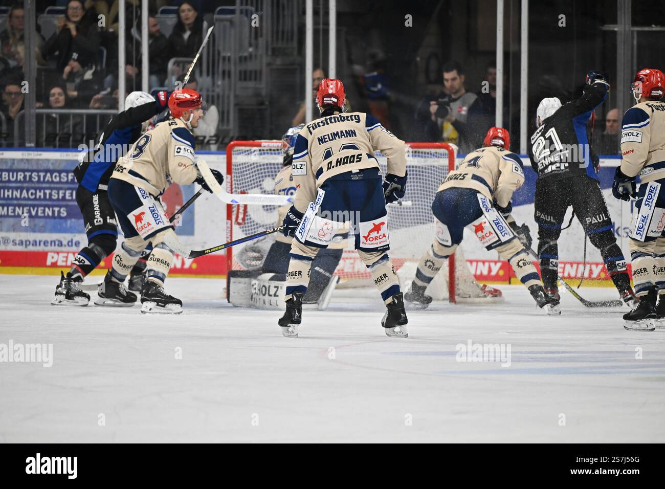 Kris Bennett Adler Mannheim #21 trifft gegen Joacim Eriksson ...