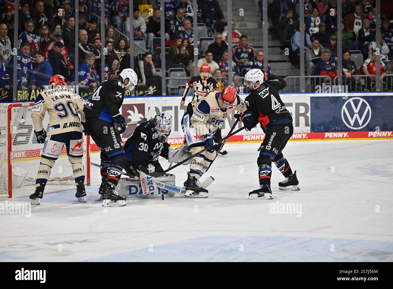 Arno Tiefensee Adler Mannheim #30 haelt das Tor sauber. GER, Adler ...